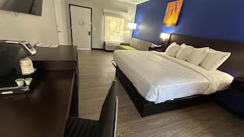 Quarto Standard, 1 cama king-size, acessível, kitchenette (Walk-in Shower;with Sofabed) | Secretária, secretária adequada para computadores portáteis
