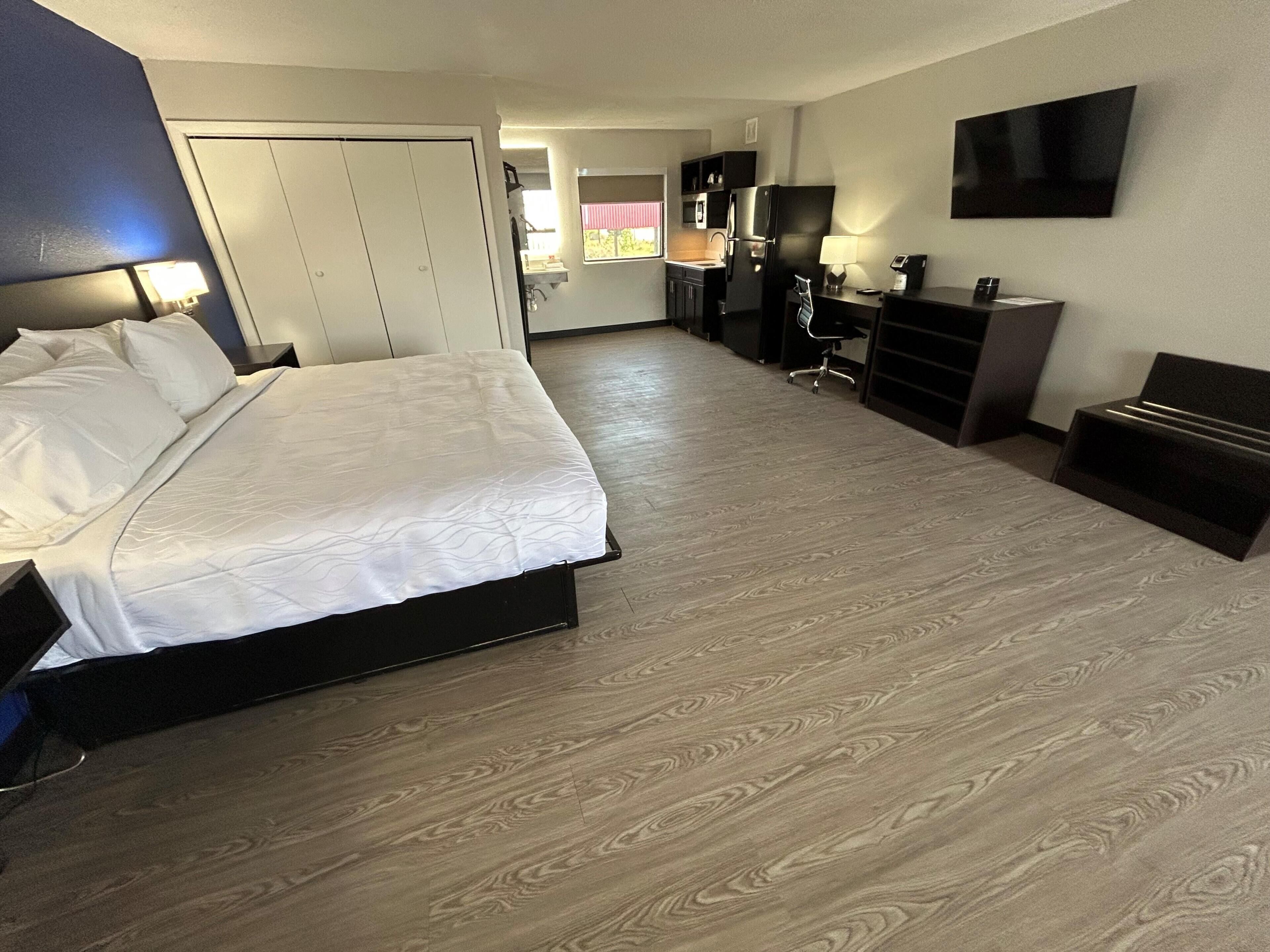 Quarto Standard, 1 cama king-size, não fumadores, kitchenette (Larger Room) | Cofre no quarto, secretária, internet com fios grátis 