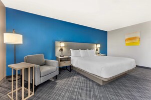 Camas de colchão pillowtop, cortinas/cortinados opacos 