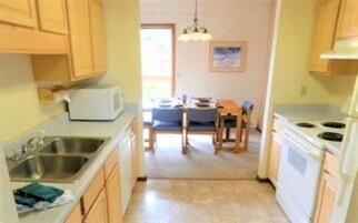 Um frigorífico, um micro-ondas, uma placa de cozinha 