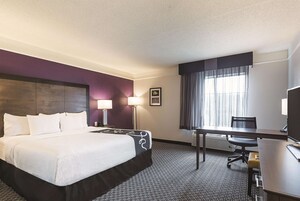 Quarto, 1 cama King, acessível, para não fumantes (Bathtub w/Grab Bars) | Roupas de cama premium, escrivaninha, ferros/tábuas de passar roupa