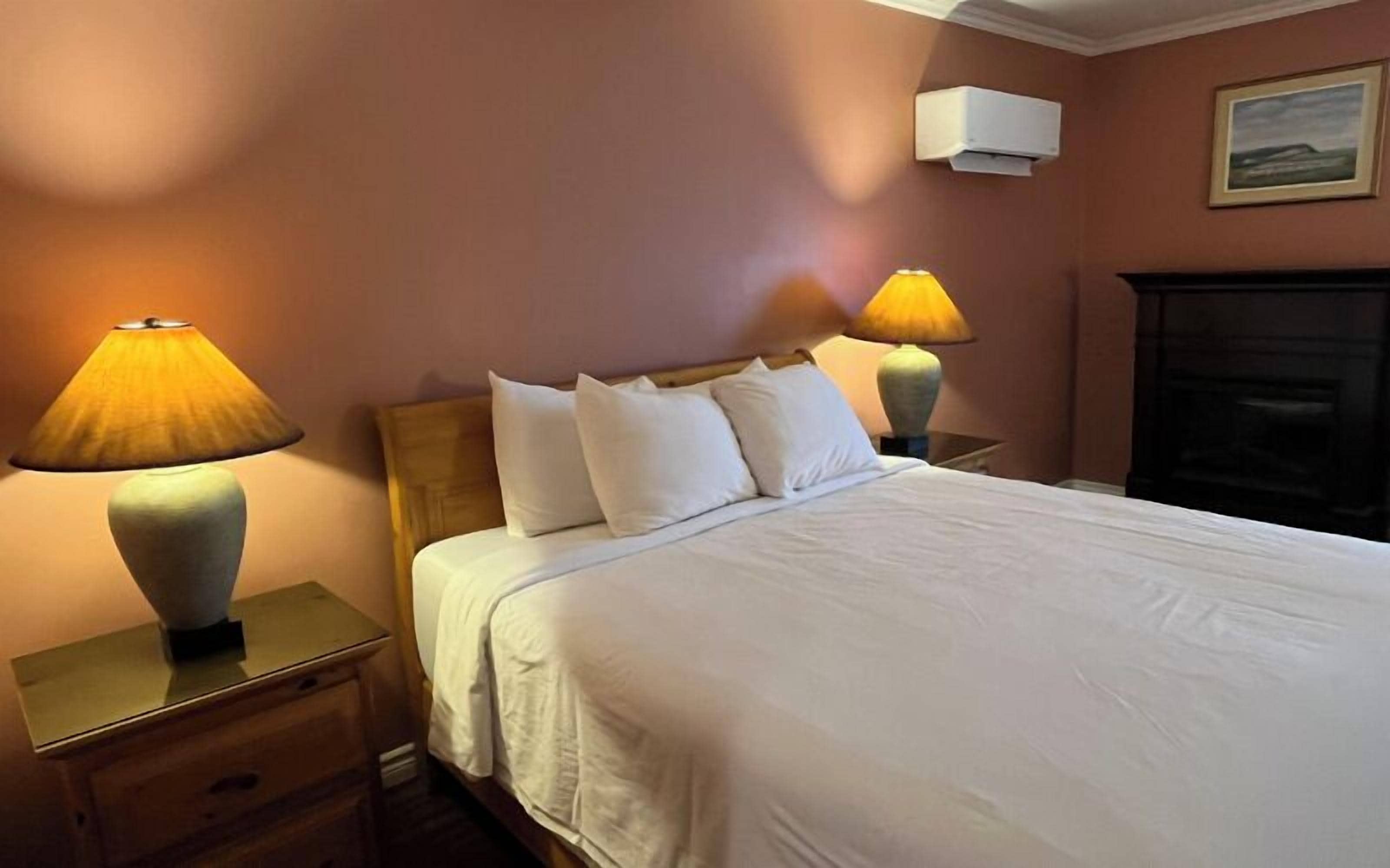 Deluxe one queen | Roupa de alta qualidade, secretária, ferro/tábua de engomar 