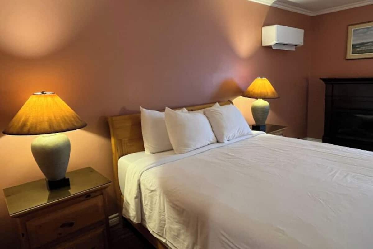 Deluxe one queen | Roupa de alta qualidade, secretária, ferro/tábua de engomar