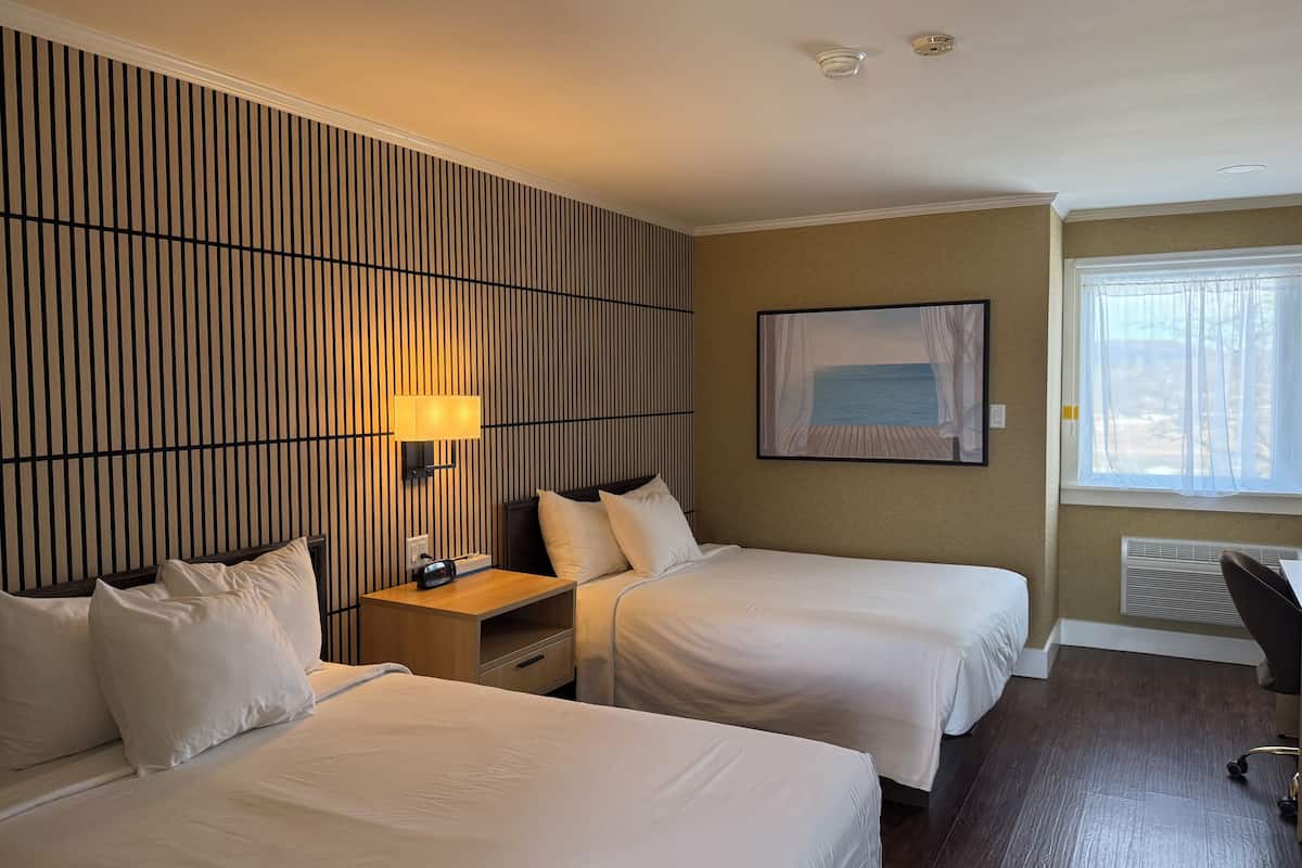 Quarto solteiro, 2 camas de casal | Roupas de cama premium, escrivaninha, ferros/tábuas de passar roupa