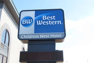 Placa da Best Western com o nome 'Childress West Hotel'.