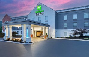 Edifício Holiday Inn Express com entrada coberta e sinalização visível.
