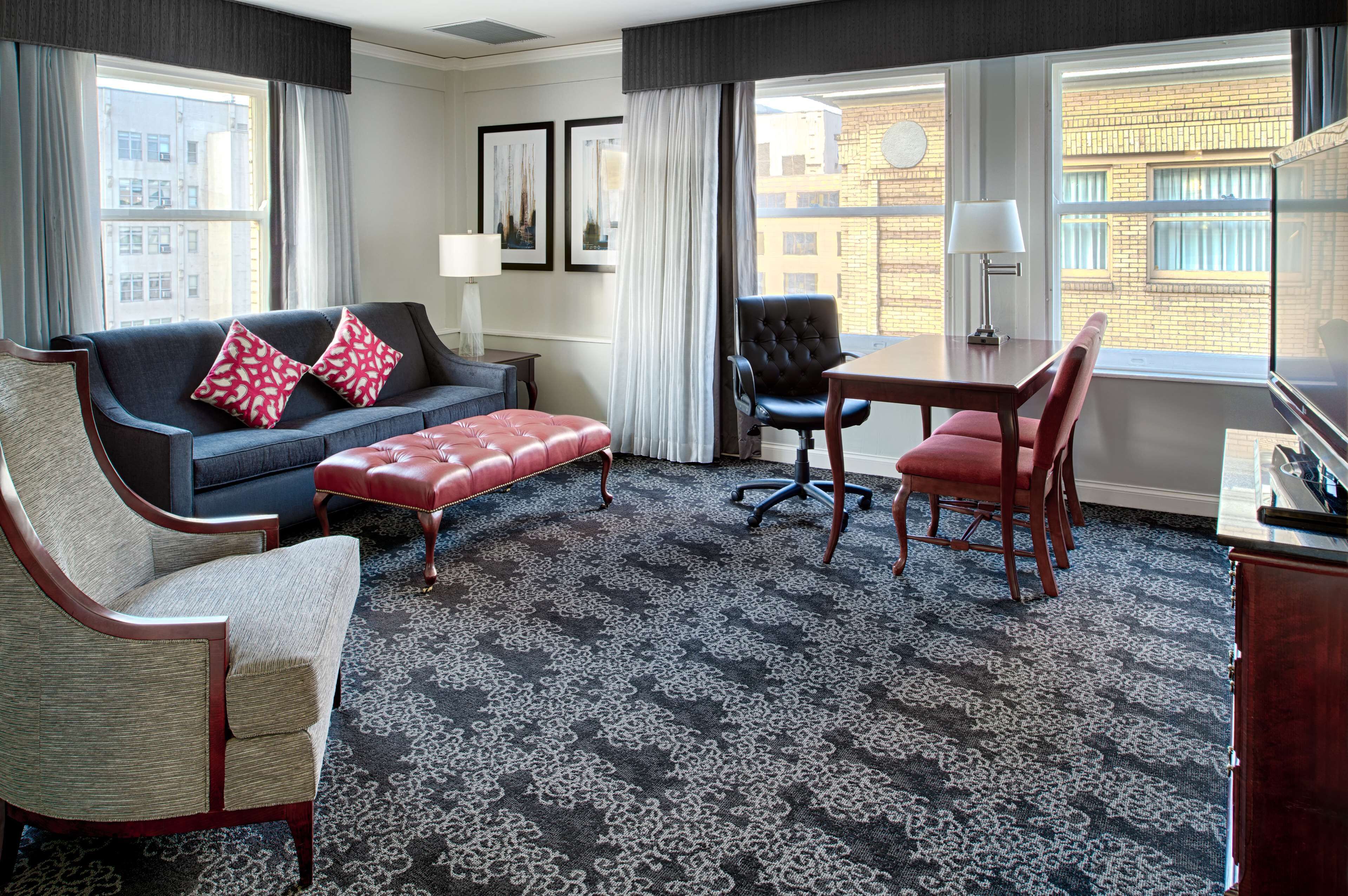 Quarto standard | Área de estar | TV LCD 55 polegadas com canais a cabo, TV, dock para MP3