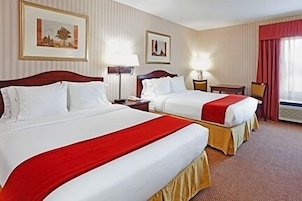 Secretária, cortinas/cortinados opacos, ferro/tábua de engomar