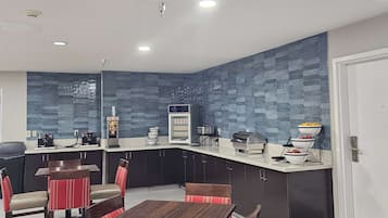Café da manhã self-service grátis todos os dias
