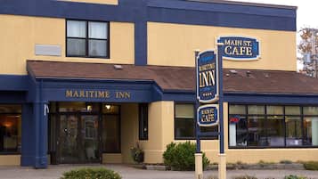 Um edifício com uma placa indicando 'Maritime Inn' e 'Main St. Cafe'.