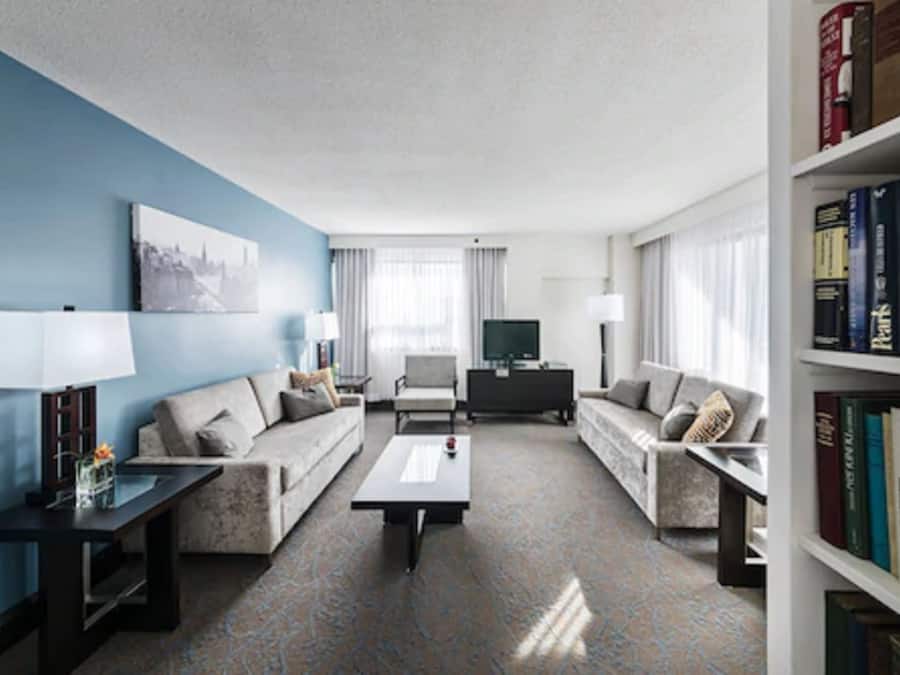 Suíte executiva, 1 cama King e sofá-cama | Sala de estar | TV de tela plana 37 polegadas com canais a cabo/via satélite, TV