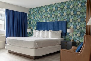 Quarto Triplo Deluxe | Roupa de alta qualidade, edredões de penas, secretária 