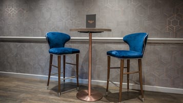 Este bar no lobby do hotel