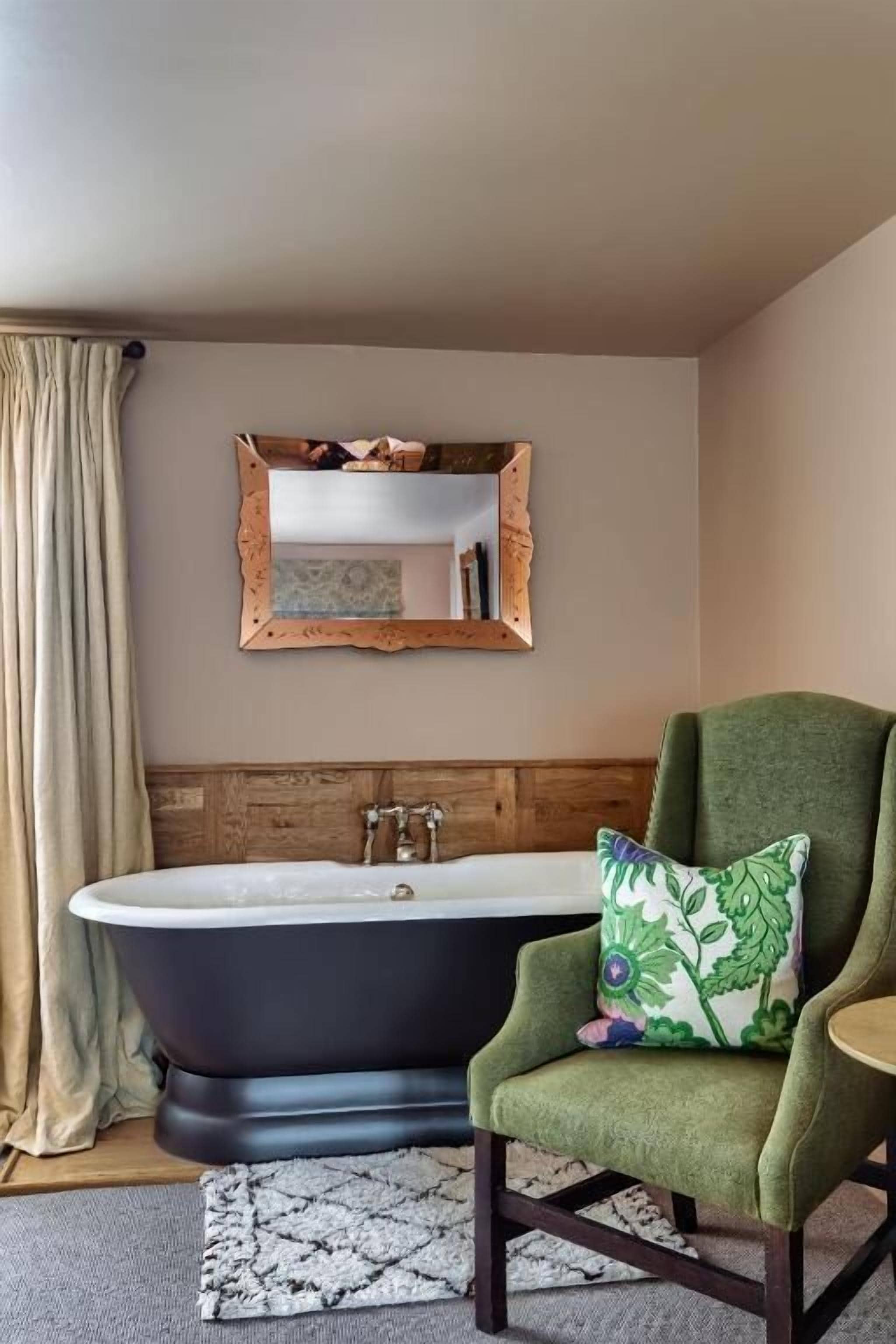 Quarto de Luxo | Casa de banho | Artigos de higiene pessoal grátis, um secador de cabelo 