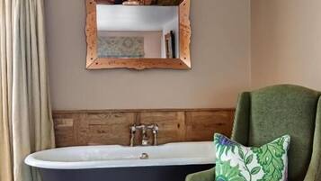 Quarto de Luxo | Casa de banho | Artigos de higiene pessoal grátis, um secador de cabelo