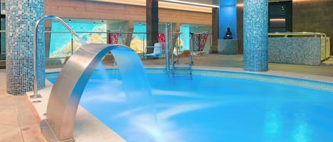 Uma piscina com design moderno, incluindo uma estrutura curva singular e paredes revestidas de mosaico.