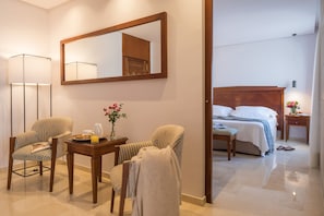 Suíte júnior | 2 quartos, frigobar, cofres nos quartos, escrivaninha
