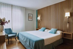 Roupa hipoalergénica, minibar, cofre no quarto, secretária 