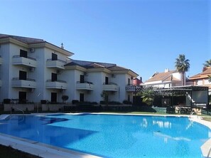Estúdio, vista para a piscina (2 adults) | 1 quarto, cofre no quarto, secretária, quartos insonorizados 