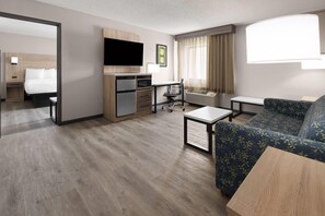 Roupas de cama premium, escrivaninha, cortinas blackout