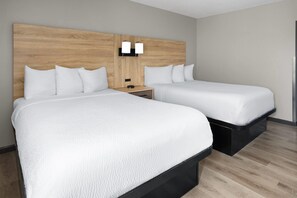 Quarto, 2 camas de casal, para não fumantes | Roupas de cama premium, escrivaninha, cortinas blackout