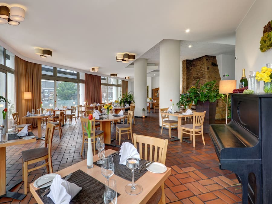 Café da manhã, jantar e brunch aos fins de semana; culinária regional