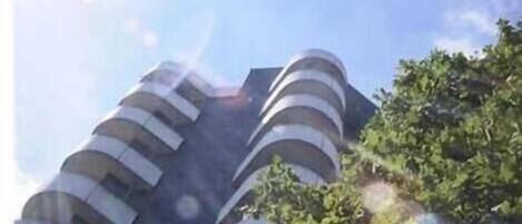 Um edifício alto com várias varandas.