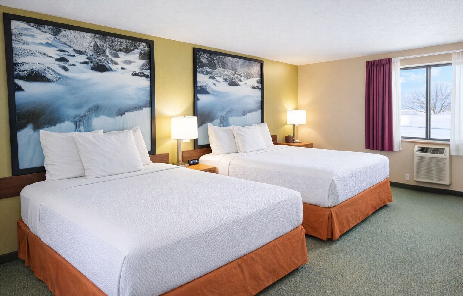 Cofres nos quartos, escrivaninha, ferros/tábuas de passar roupa