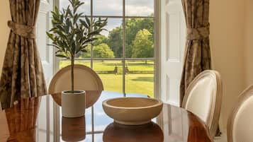 Suite | Com decoração personalizada, secretária