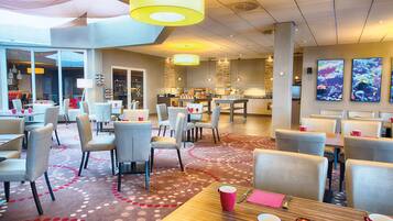 Pequeno-almoço tipo buffet diário (17 EUR por pessoa)