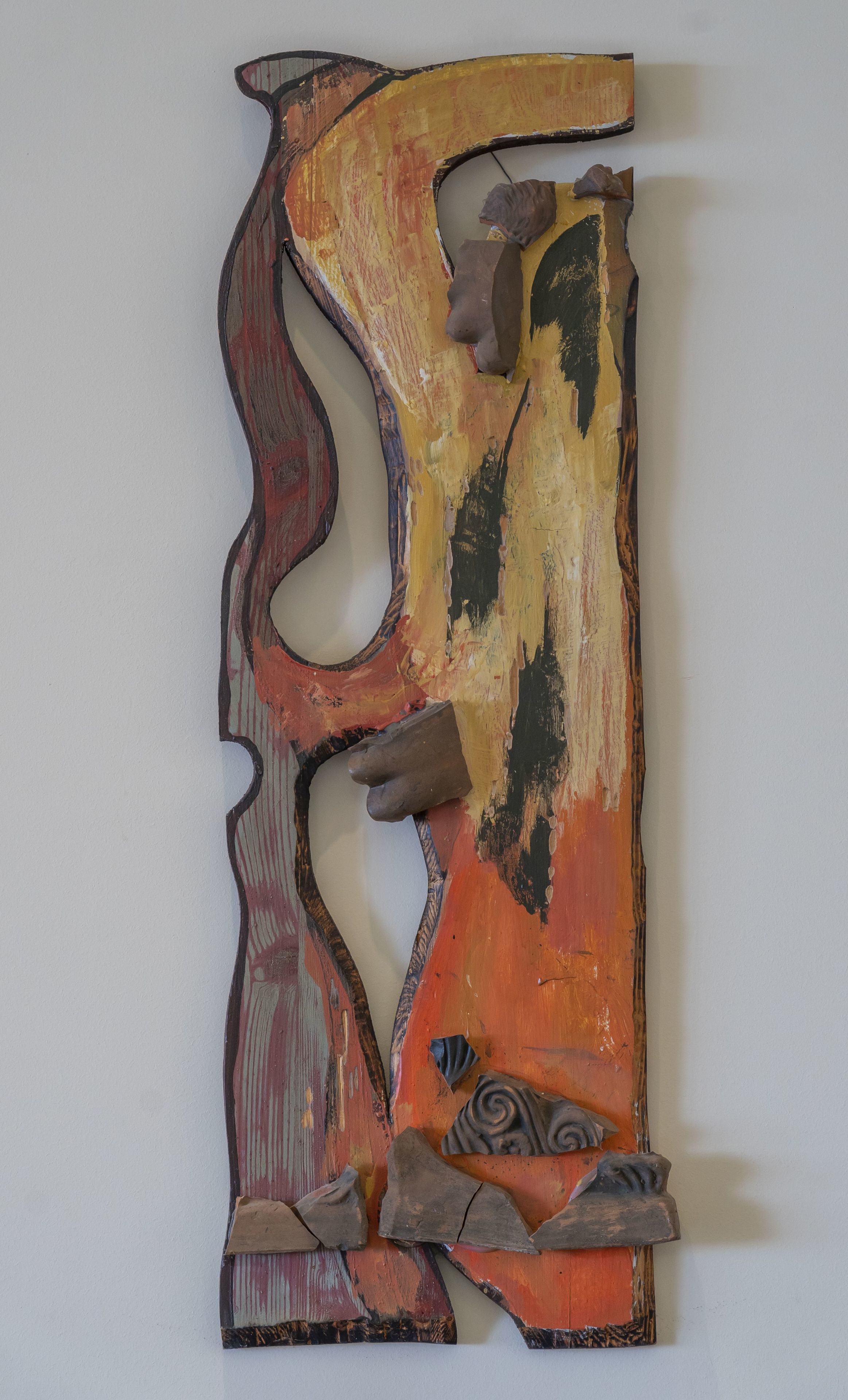 Uma escultura com formas abstratas e uma mistura de cores.