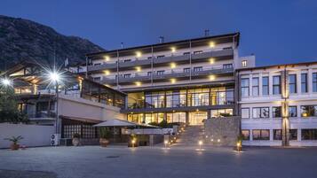 Fachada do alojamento (tarde/noite)