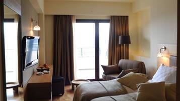 Edredões de penas, cofre no quarto, secretária, quartos insonorizados