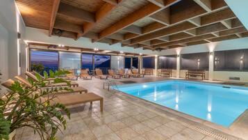 Piscina interior, da(s) 10:00 à(s) 21:00, espreguiçadeiras