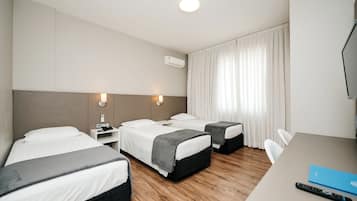 Roupas de cama premium, frigobar, cofres nos quartos, escrivaninha