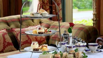 Pequenos-almoços, almoços, jantares servidos, cozinha britânica