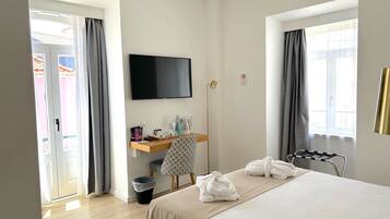 Quarto casal urbano, 1 cama de casal, sacada, no jardim | Frigobar, cofres nos quartos, escrivaninha, cortinas blackout