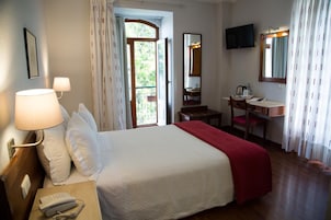 Minibar, cofre no quarto, secretária, cortinas/cortinados opacos