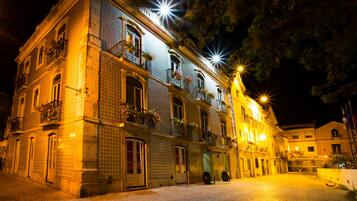 Fachada do alojamento (tarde/noite)