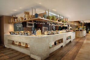 3 restaurantes, pequenos-almoços servidos, cozinha internacional 