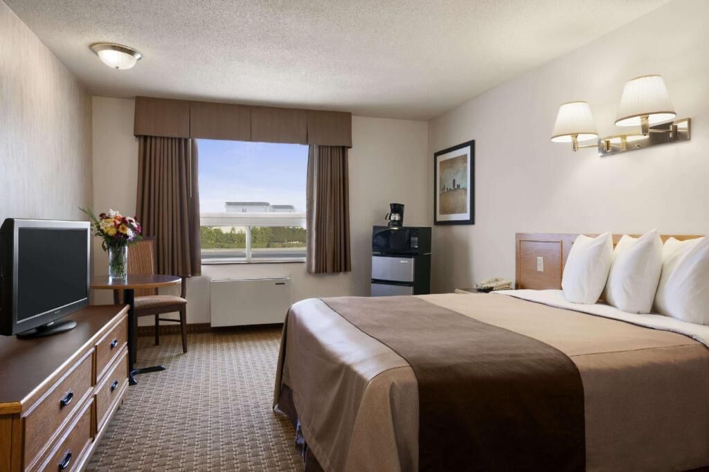 Secretária, ferro/tábua de engomar, berços/camas para crianças grátis 