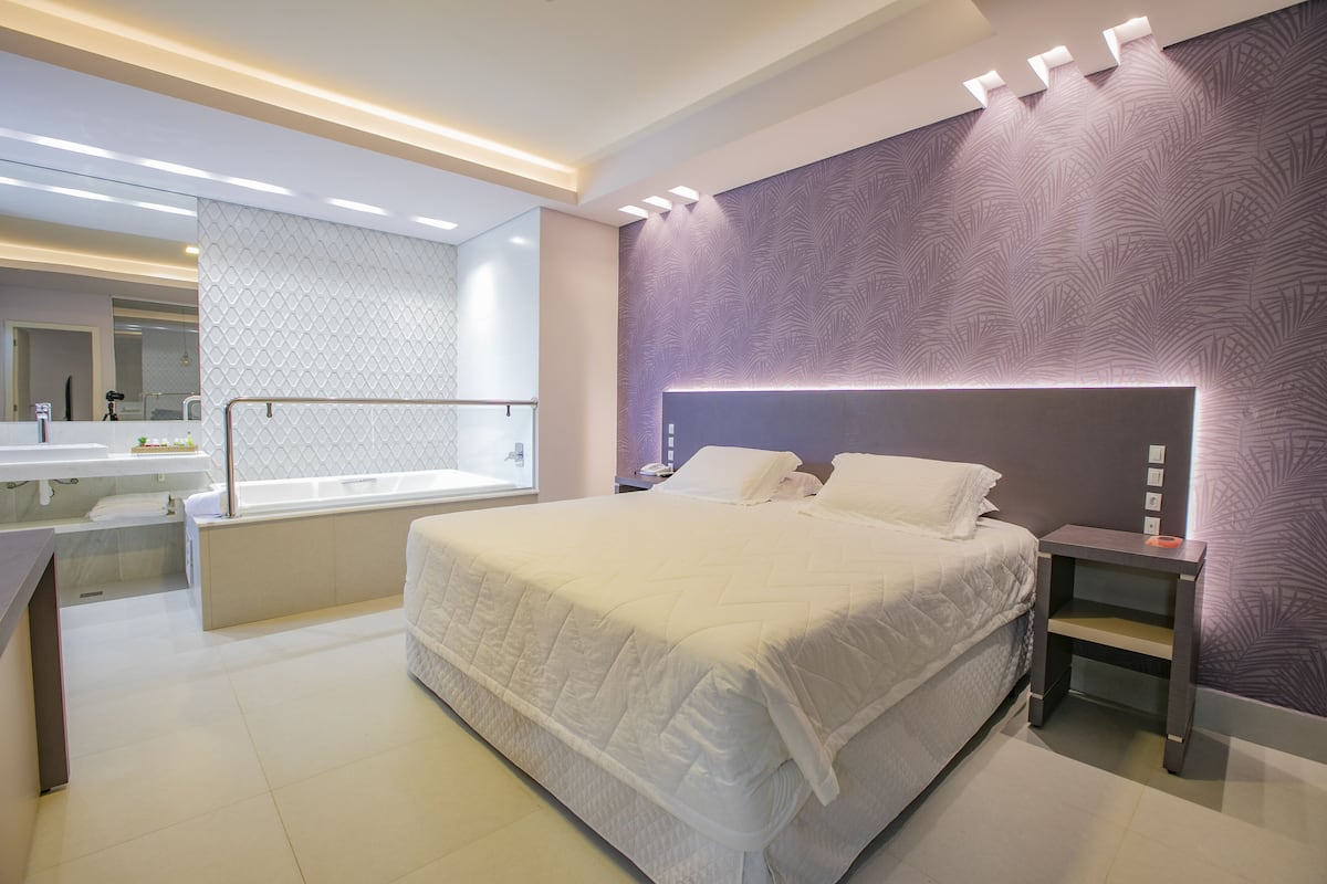 Frigobar, cofres nos quartos, escrivaninha