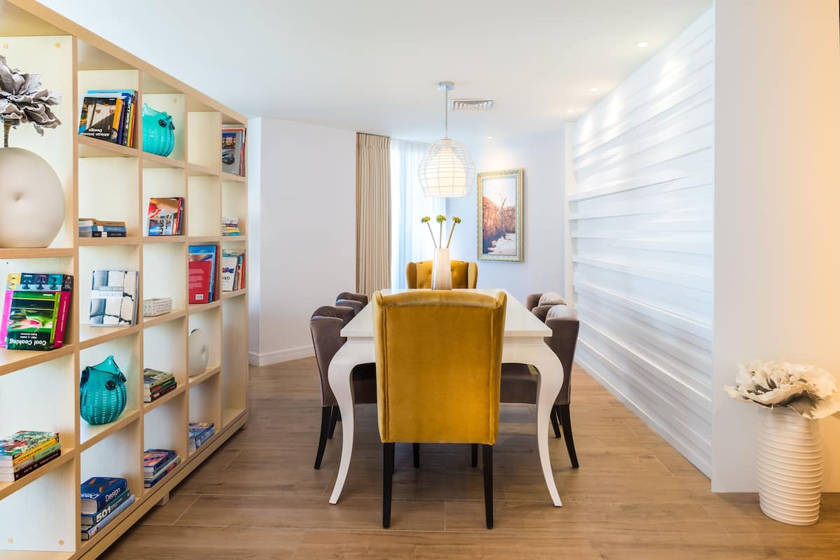Roupa hipoalergénica, minibar, cofre no quarto, secretária 