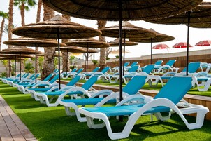 Piscina externa, guarda-sóis, espreguiçadeiras