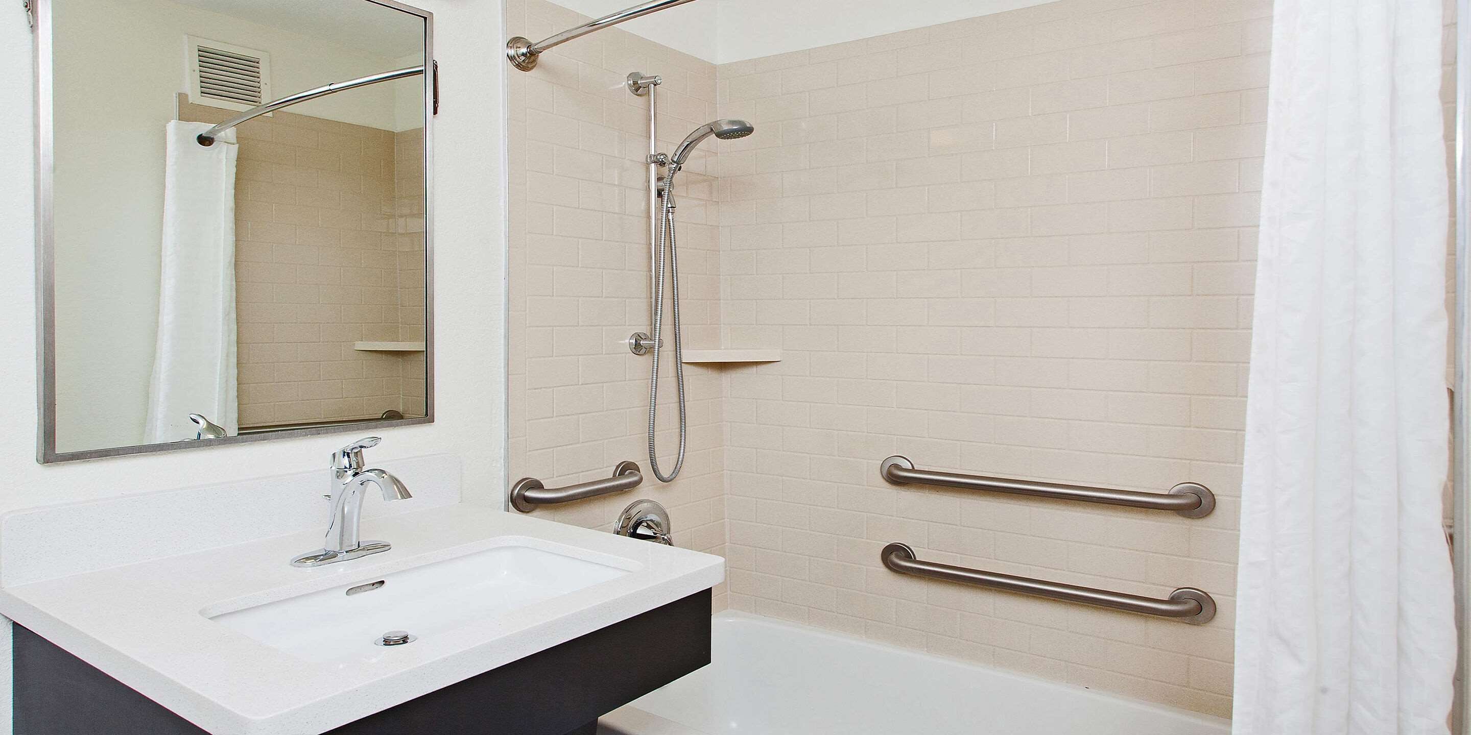 Quarto, 1 cama Queen, acessível, para não fumantes (Tub) | Banheiro | Secador de cabelo, toalhas de banho, sabonete, shampoo