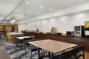 Café da manhã completo grátis todos os dias