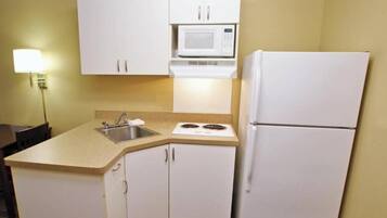Quarto, 2 camas de casal, para não fumantes, cozinha | Cozinha privada | Geladeira, micro-ondas, fogão, cooktop