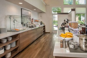 Café da manhã com buffet grátis todos os dias