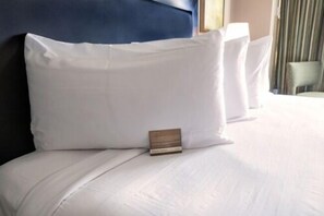Roupa de alta qualidade, camas de colchão pillowtop, cofre no quarto 