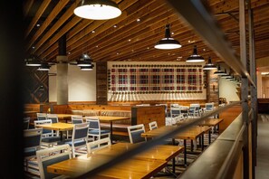 5 restaurantes: servem pequenos-almoços, almoços, jantares e brunches